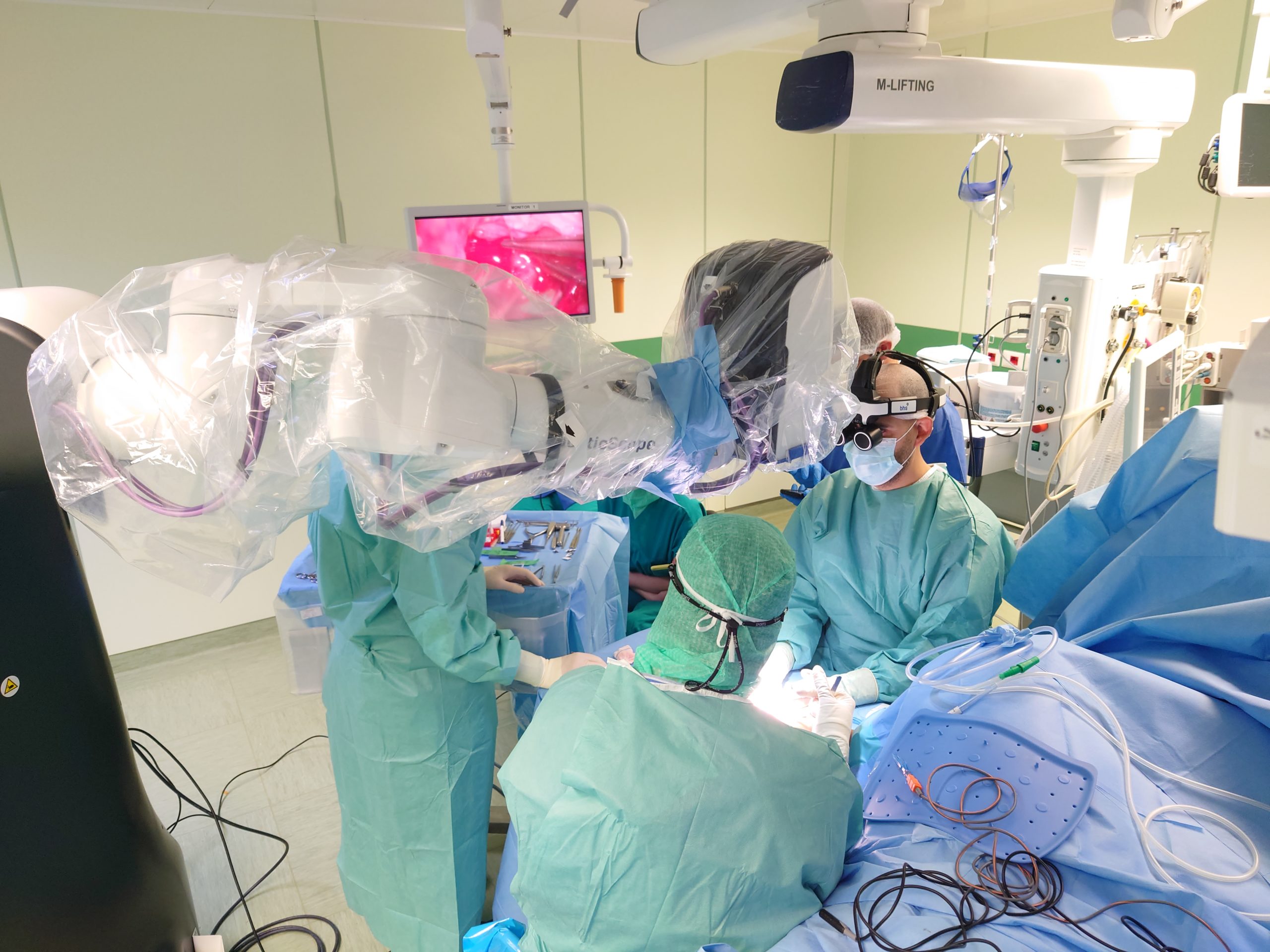 A cutting-edge surgery performed with RoboticScope® - BHS-Website